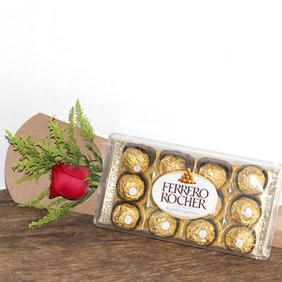 Rosa embalada com Ferrero